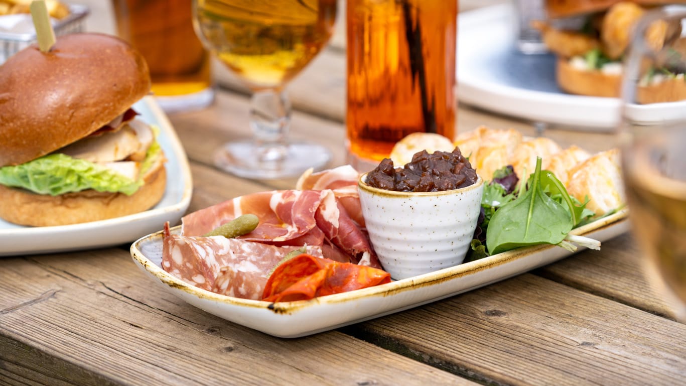 EAT & DRINK - The Castle Inn